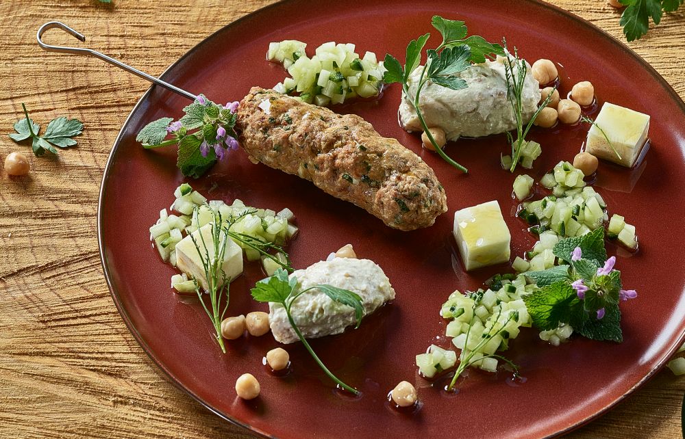 Kofte van Belgisch rundvlees met knolselder en komkommersalade