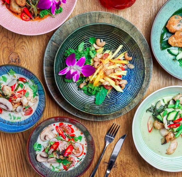 Thais restaurant Mu Daeng opent feestelijk een nieuwe zaak in Emblem